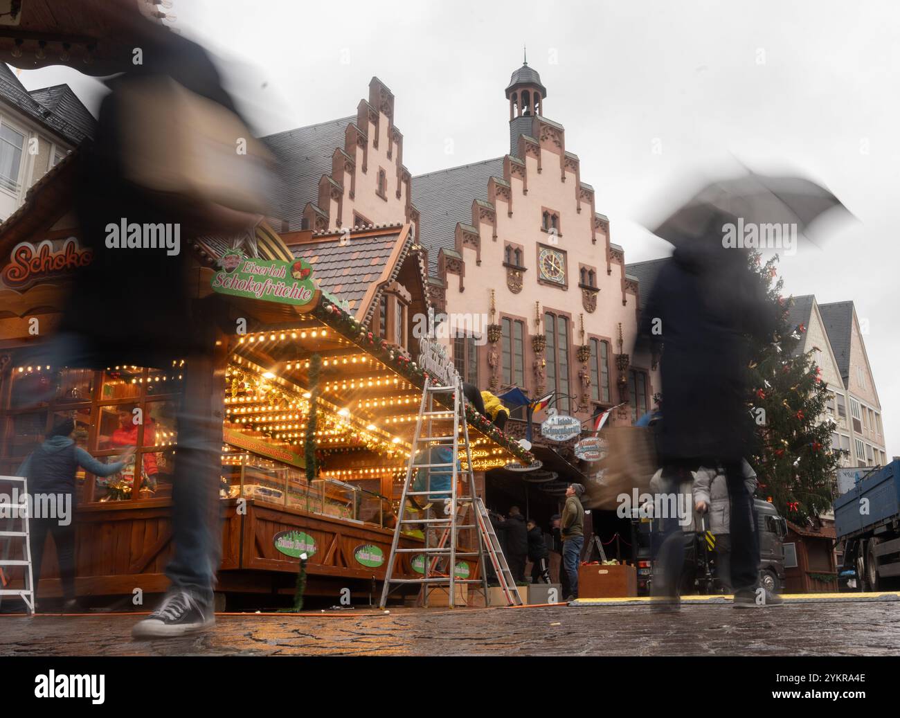 19 November 2024, Hesse, Frankfurt/Main: Stall holders are busy setting ...
