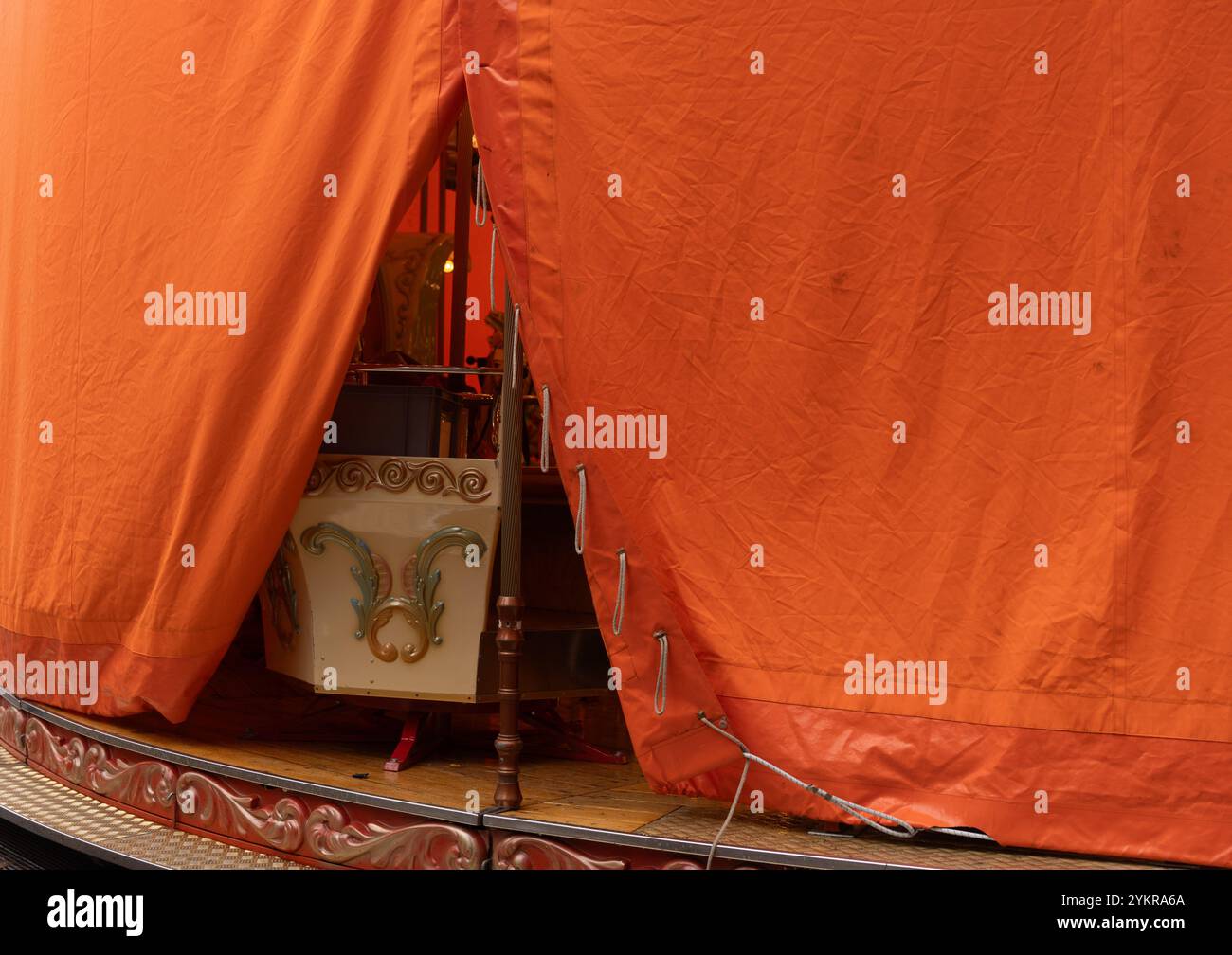 19 November 2024, Hesse, Frankfurt/Main: The traditional carousel at ...