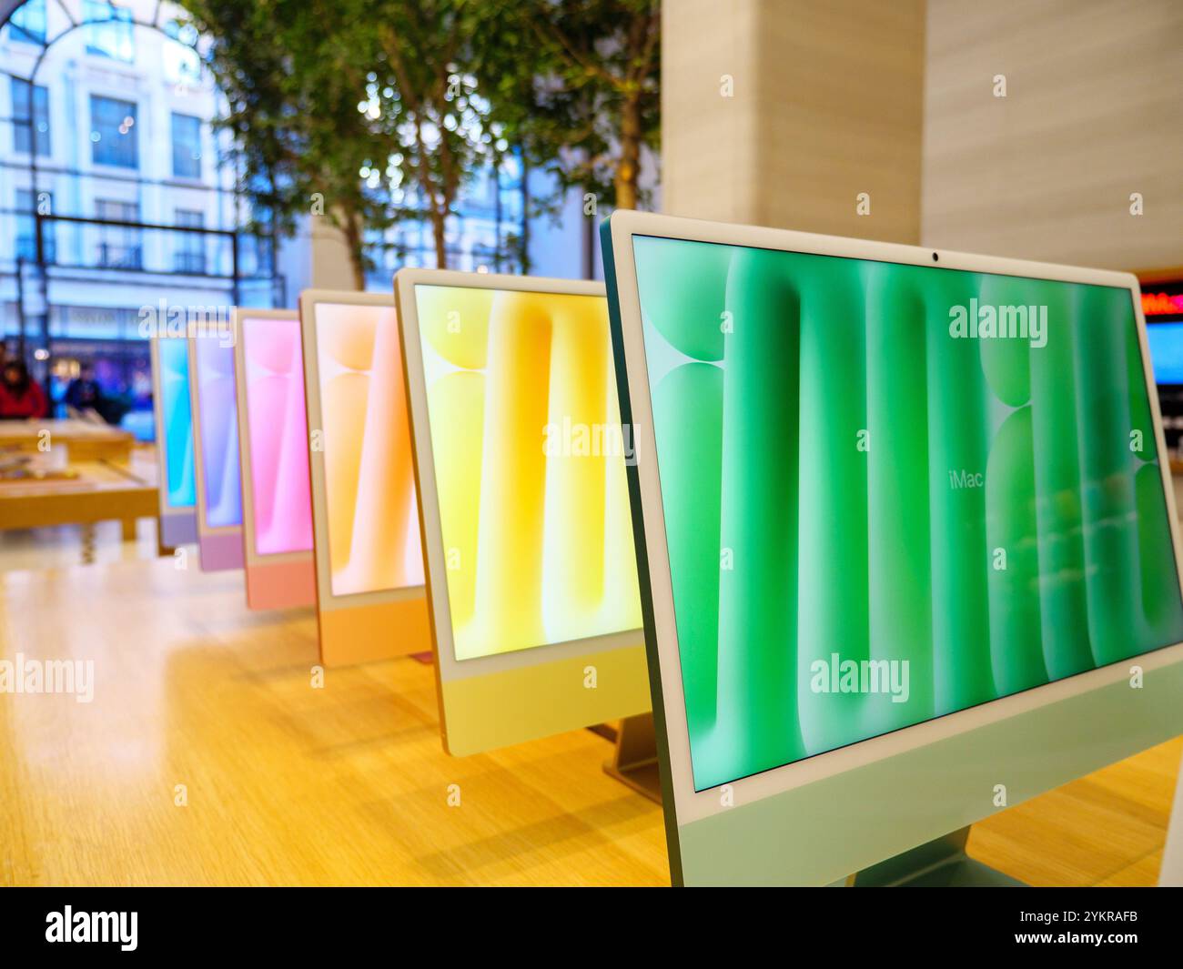 Apple displays hi-res stock photography and images - Alamy