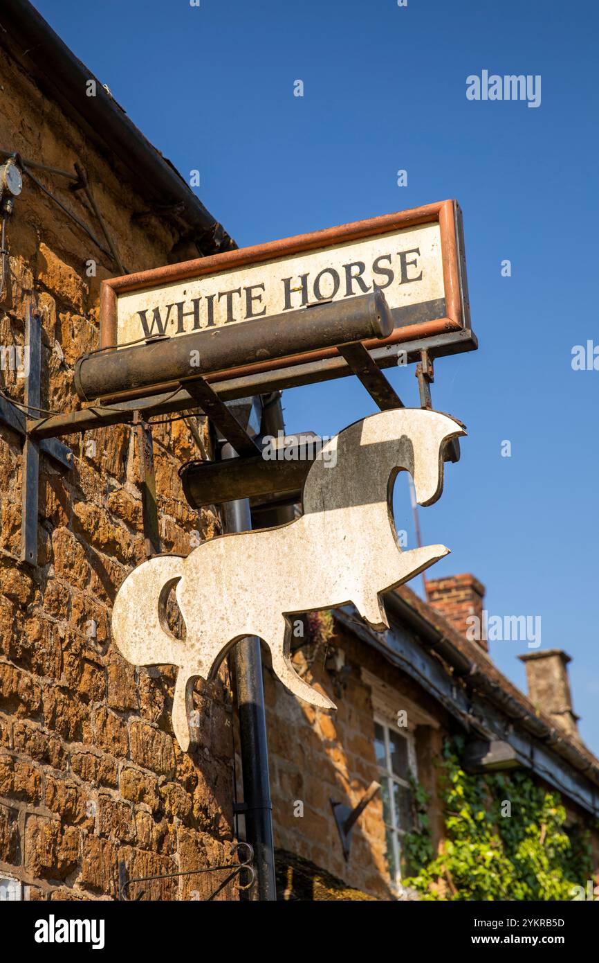 UK, England, Oxfordshire, Wroxton, Stratford Road, empty White Horse ...