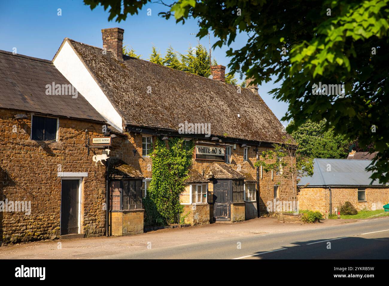 UK, England, Oxfordshire, Wroxton, Stratford Road, empty White Horse ...