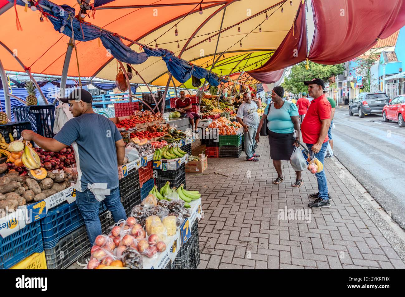 Traders from Venezuela bring their fresh produce by boat to the ...