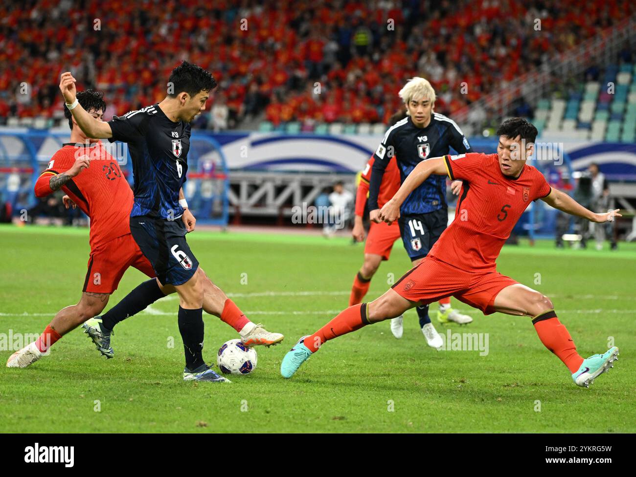 Xiamen, China's Fujian Province. 19th Nov, 2024. Endo Wataru (2nd L) of ...