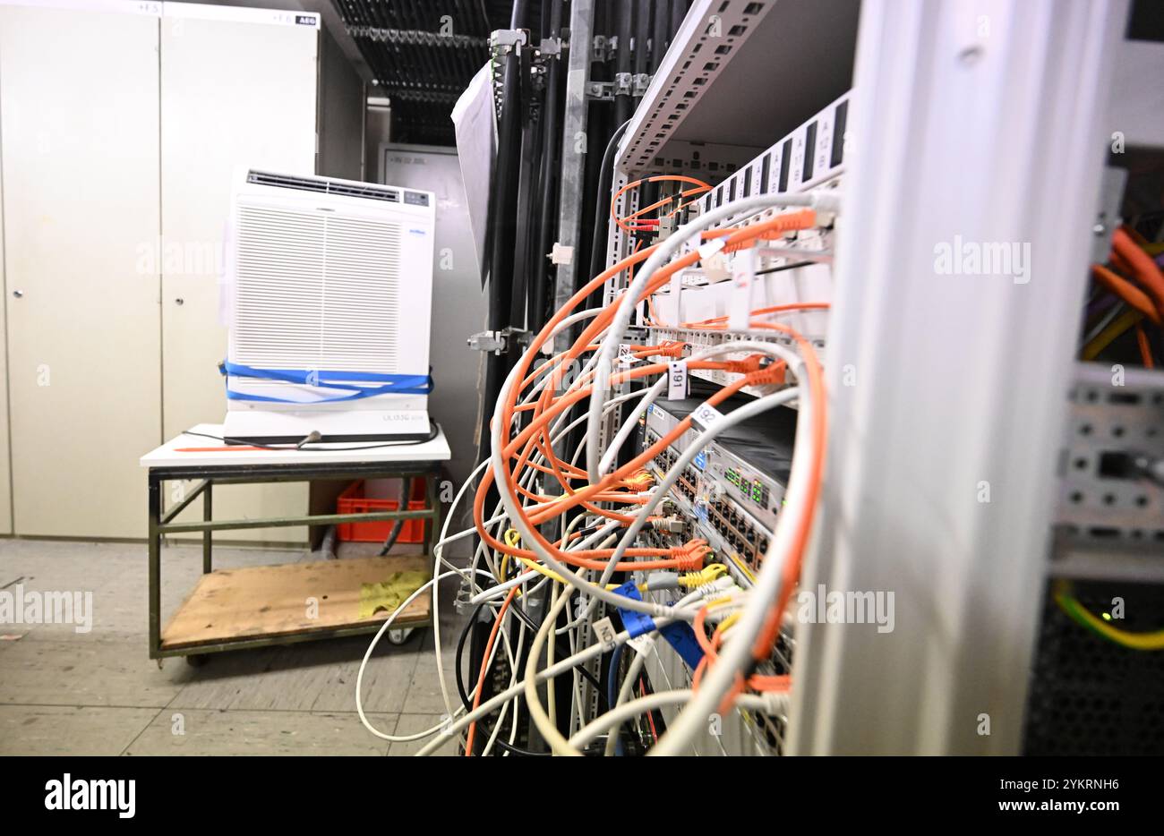 Stuttgart, Germany. 19th Nov, 2024. A mobile cooling unit stands in ...