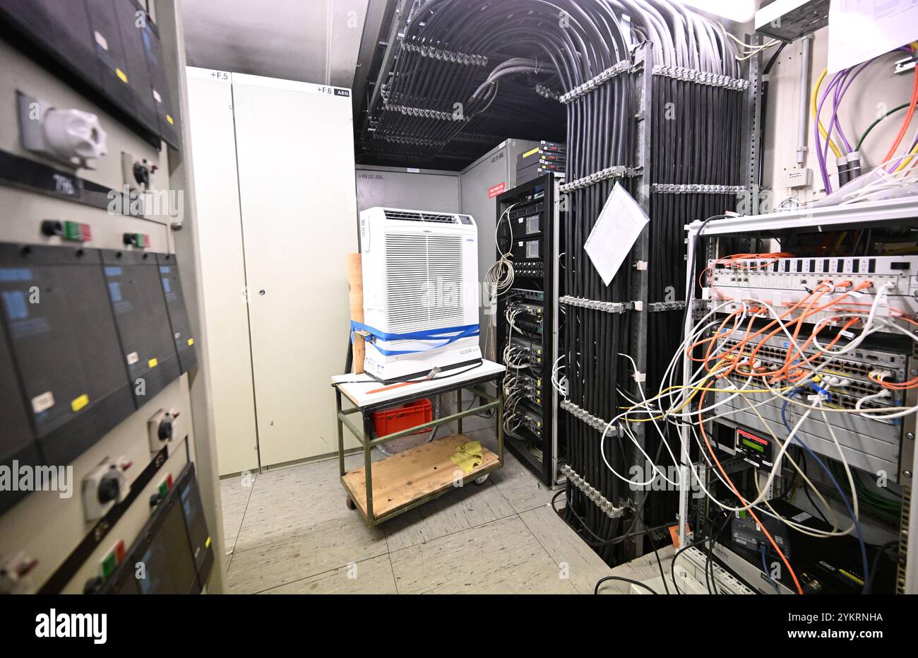 Stuttgart, Germany. 19th Nov, 2024. A mobile cooling unit stands in ...