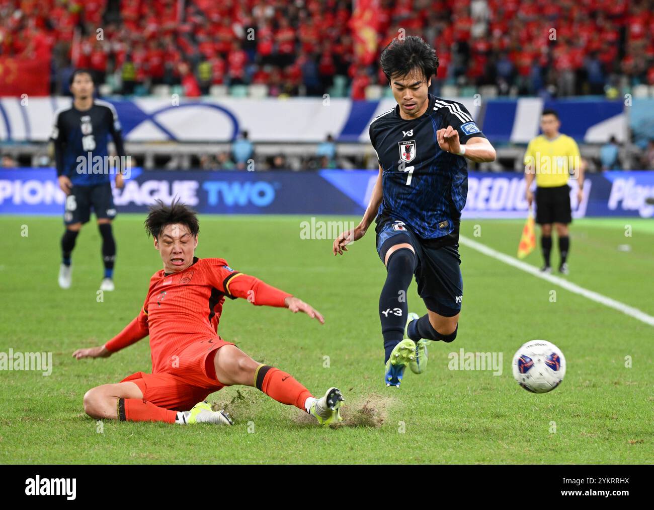 Xiamen, China's Fujian Province. 19th Nov, 2024. Mitoma Kaoru (R) of ...