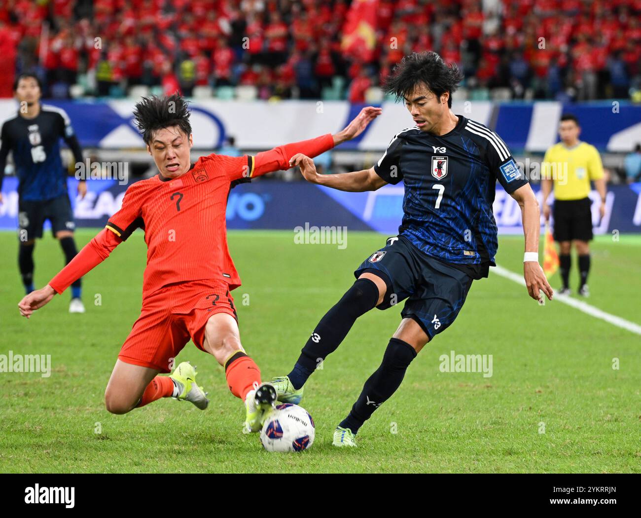 Xiamen, China's Fujian Province. 19th Nov, 2024. Mitoma Kaoru (R) of Japan vies with Xu Haoyang ...