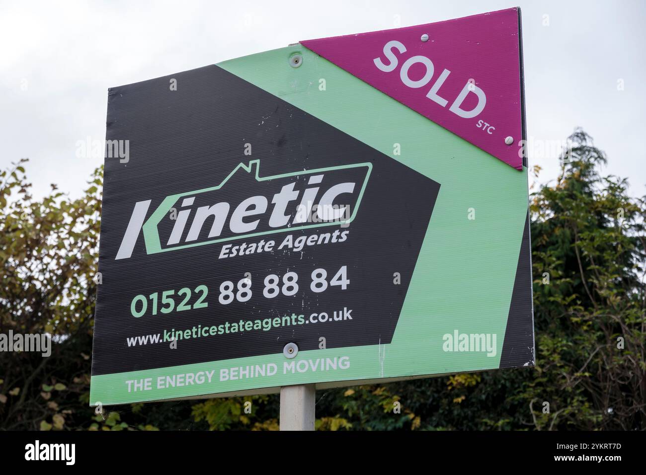 Estate agents sold sign Stock Photo - Alamy
