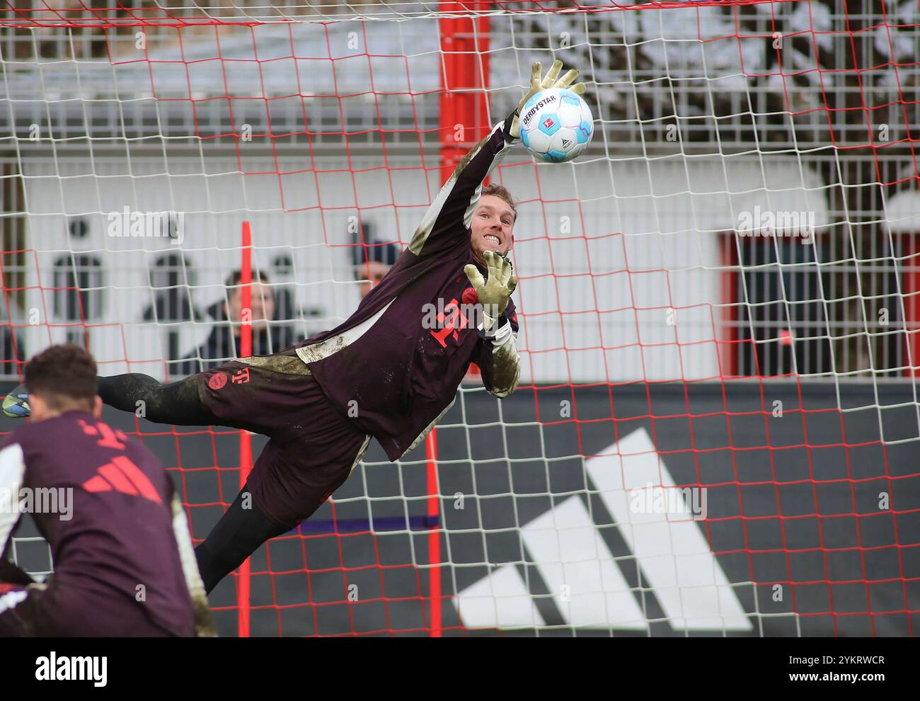 Hechtet nach einem ball hi-res stock photography and images - Alamy