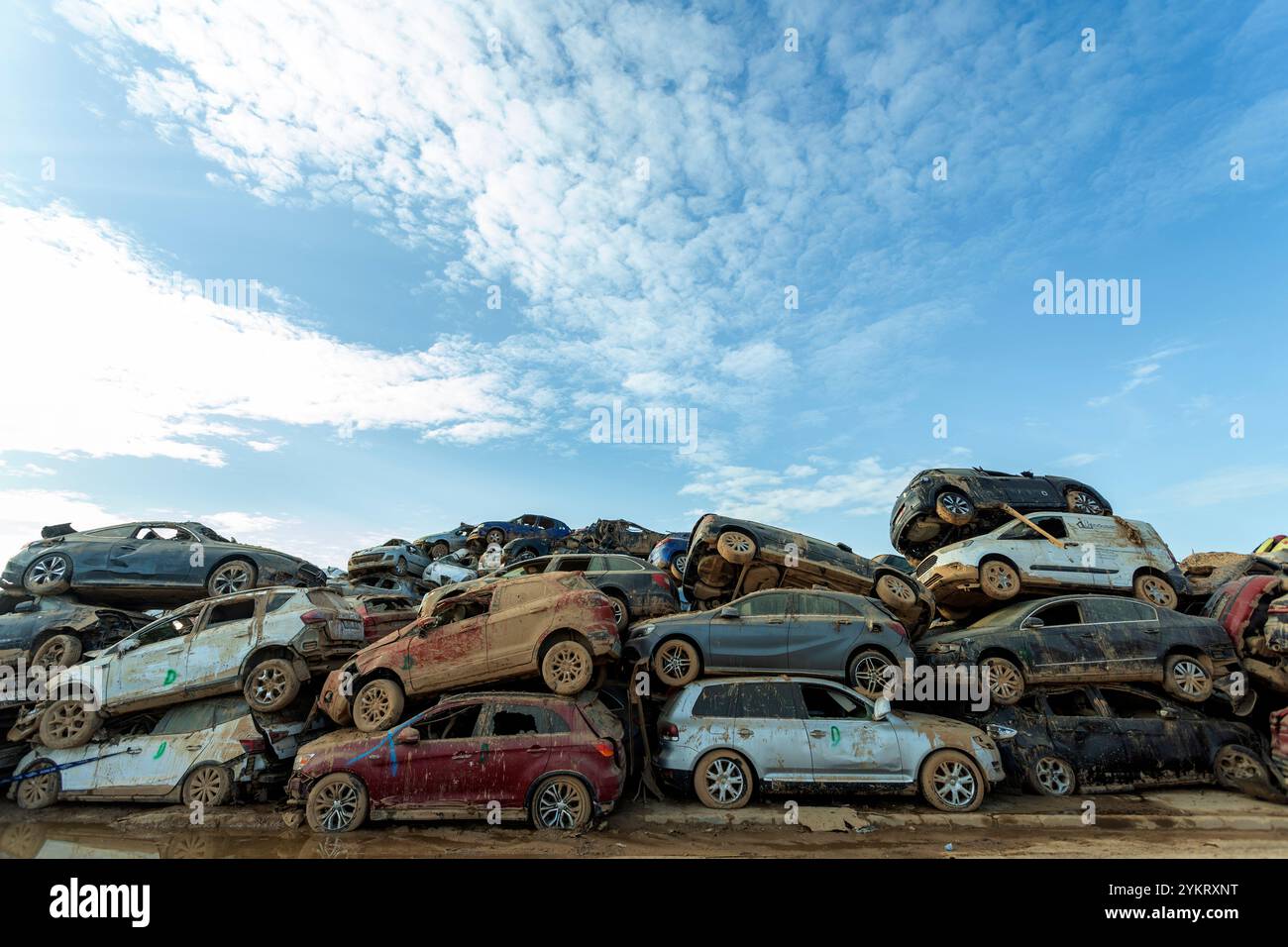 Damaged cars piled up Stock Photo - Alamy