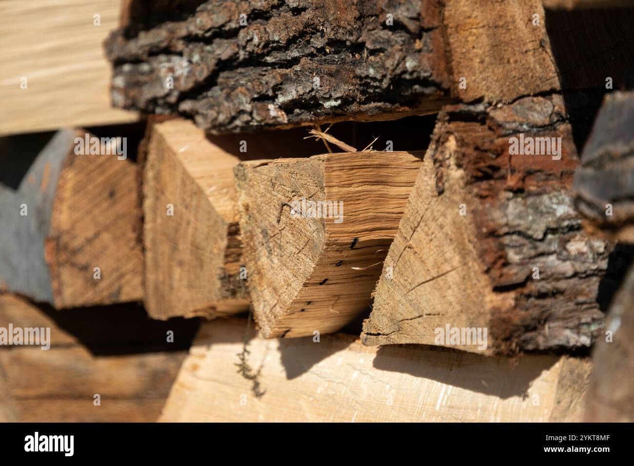 Firewood stack detail, split wood Stock Photo - Alamy