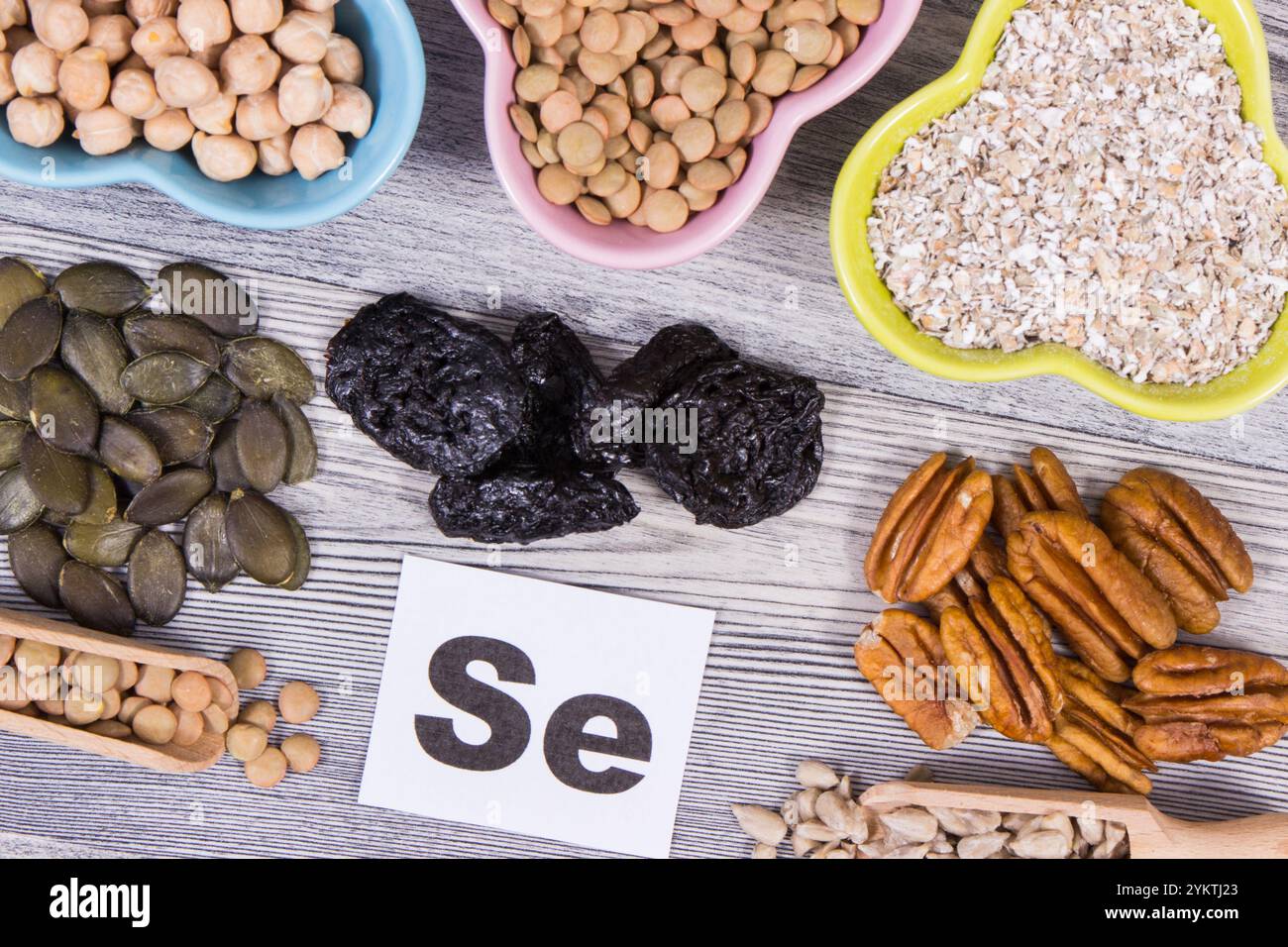 Nutritious food containing natural selenium and other vitamins and ...