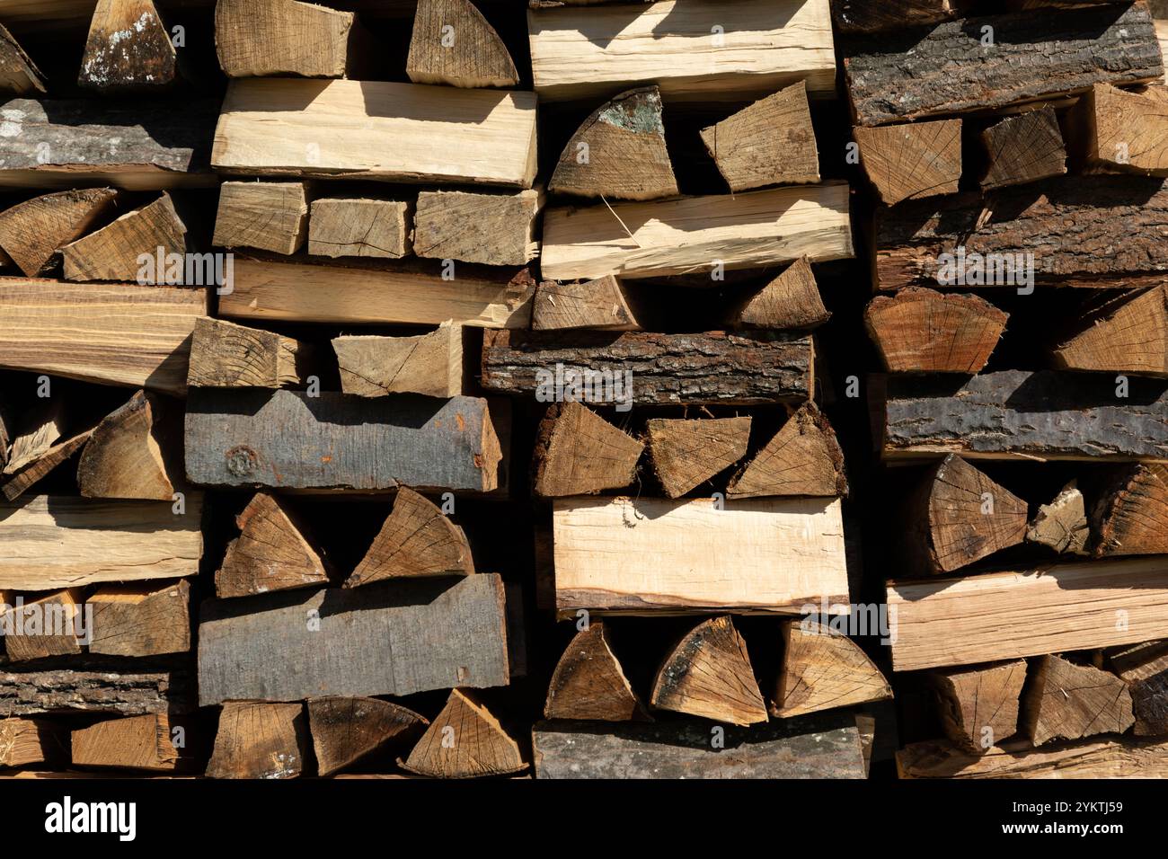 Firewood stack pattern, split wood pile Stock Photo - Alamy