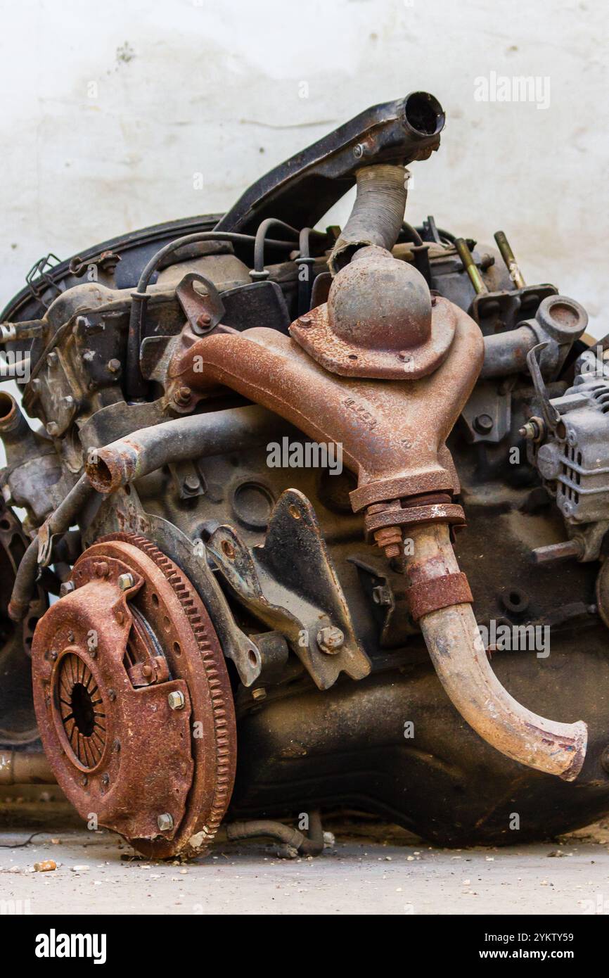 Old abandoned garage repairing hi-res stock photography and images - Alamy