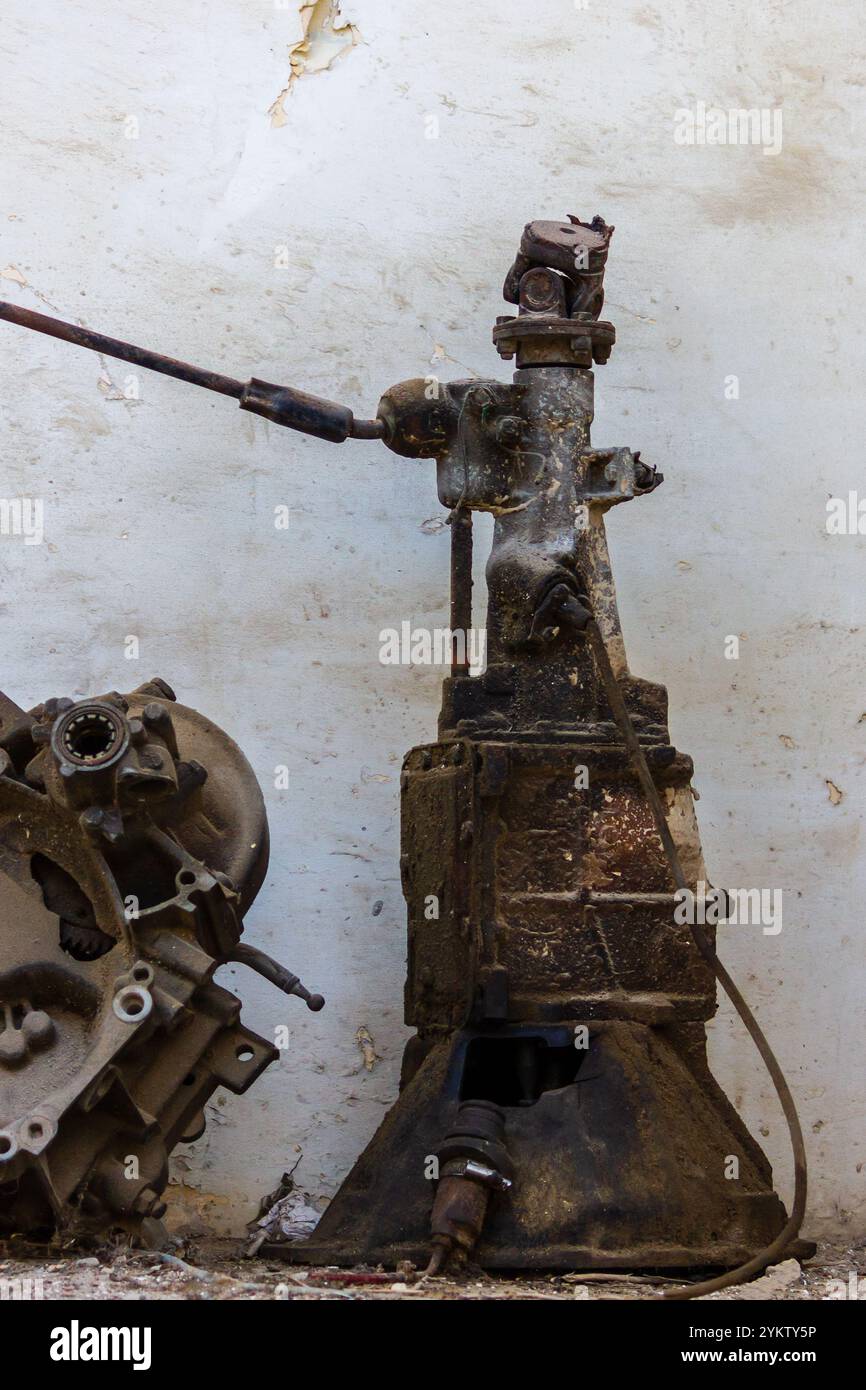 Old abandoned garage repairing hi-res stock photography and images - Alamy
