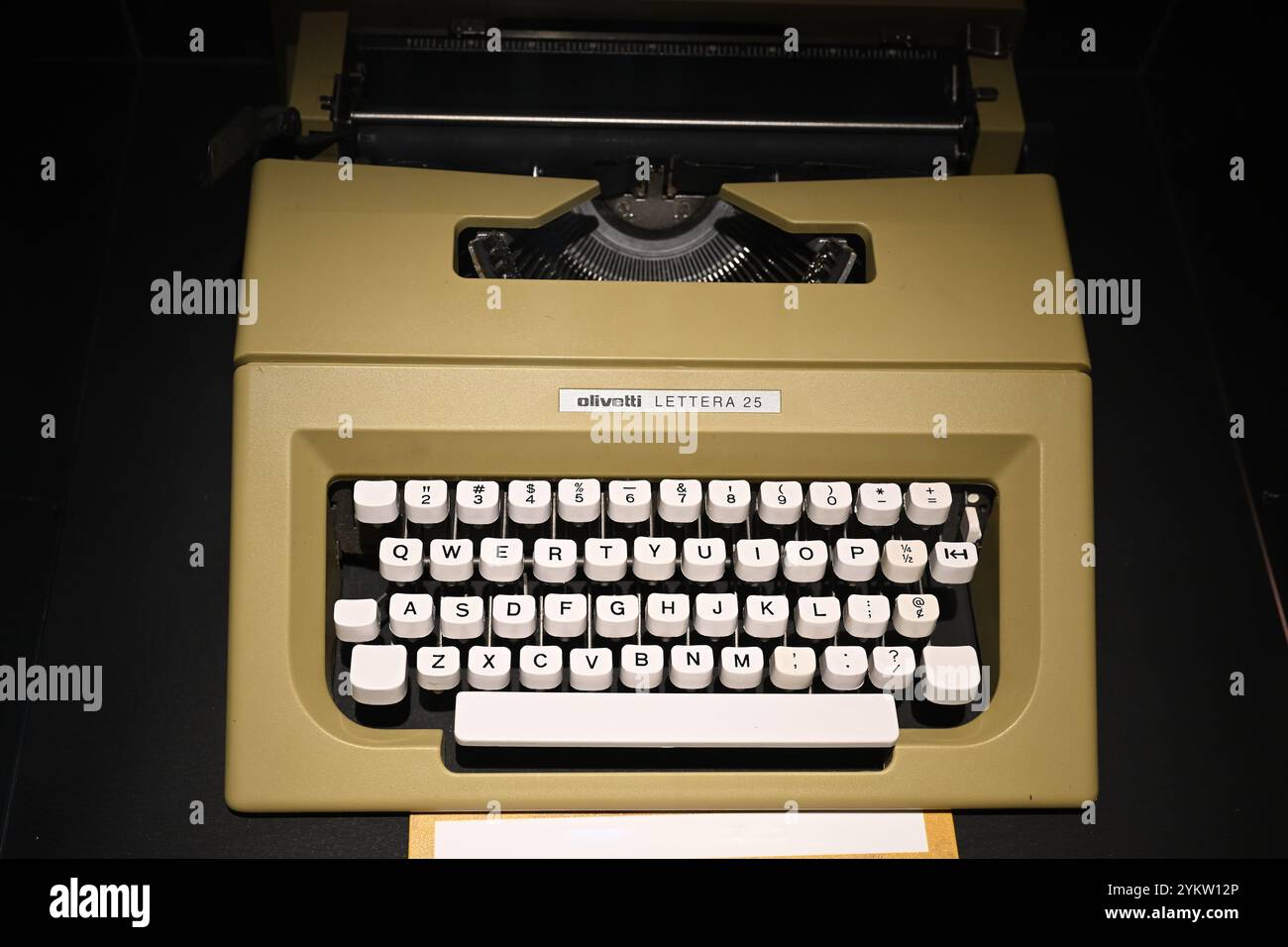 Typewriter used by serial killer Herb Mullin in the asylum Stock Photo ...