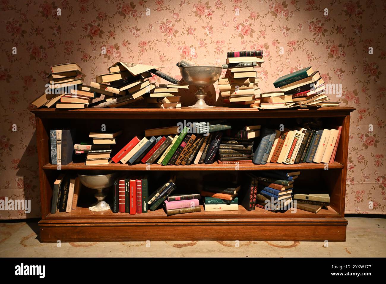 Cluttered hi-res stock photography and images - Alamy