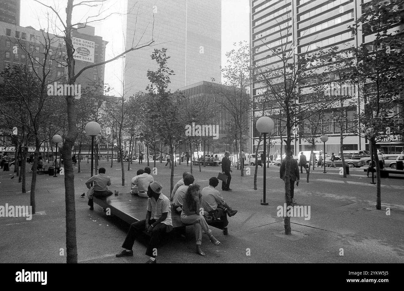 New York City, USA, 1982. Candid scene in Manhattan Stock Photo - Alamy
