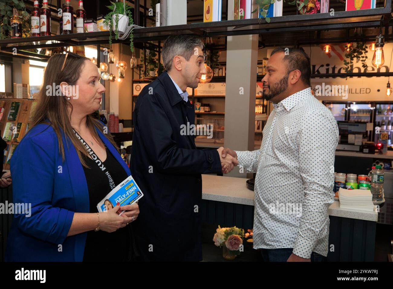Taoiseach and leader of Fine Gael, Simon Harris (centre) local Fine ...