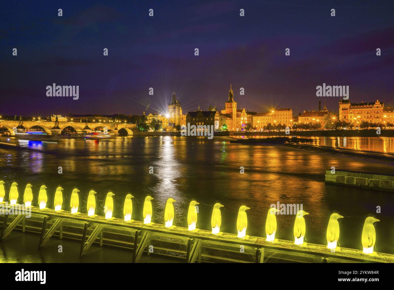 Cracking art animals hi-res stock photography and images - Alamy