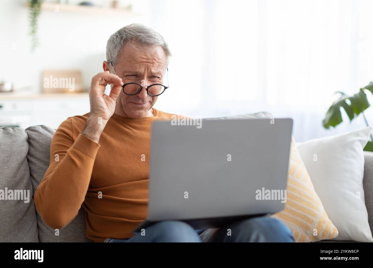 Squinting at computer screen hi-res stock photography and images - Alamy