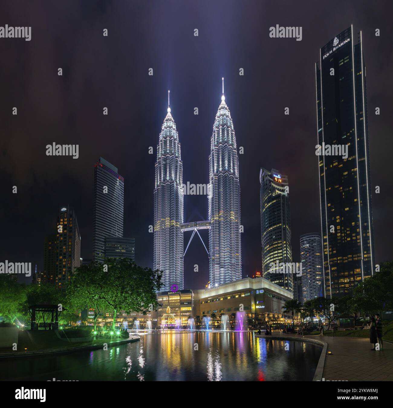 A picture of the Petronas Twin Towers, the KLCC Park water and light ...