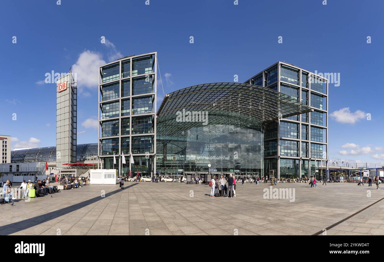A picture of the Berlin Central Station Stock Photo - Alamy