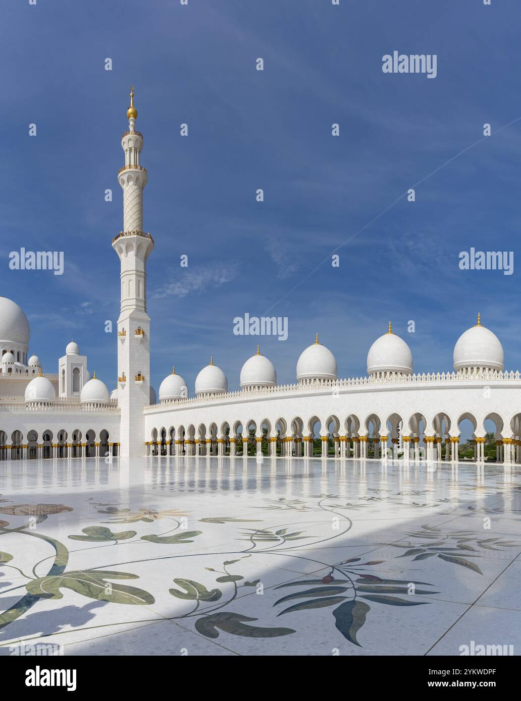 A picture of the Sahan Courtyard of the Sheikh Zayed Grand Mosque Stock ...