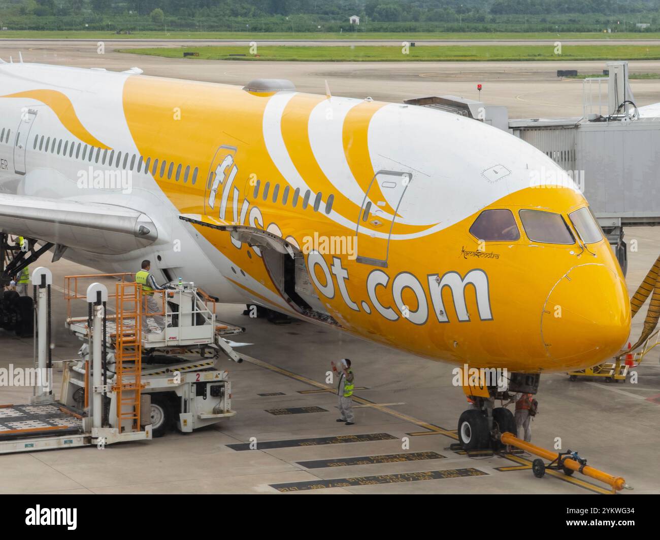 Scoot Boeing 787-8 Dreamliner 9V-OFG at Nanjing Lukou International ...