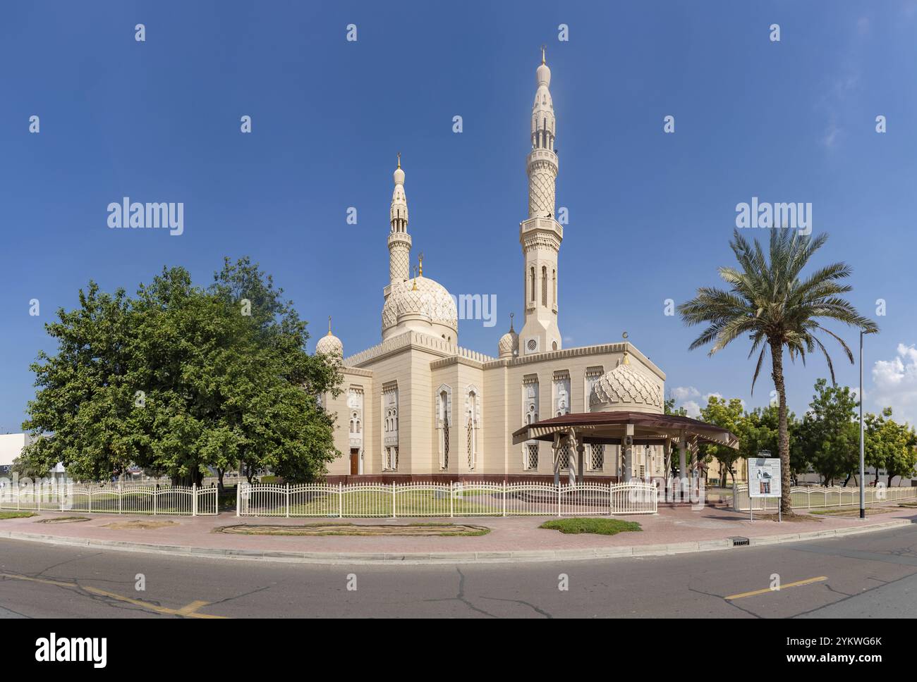 Mosques in dubai hi-res stock photography and images - Alamy
