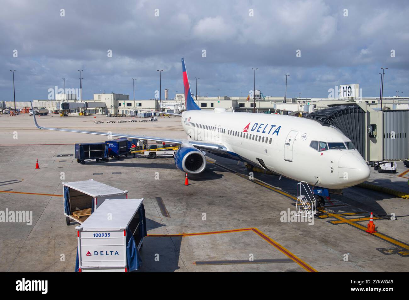 Delta Air Lines Boeing 737-832 N39415 on Miami International Airport ...