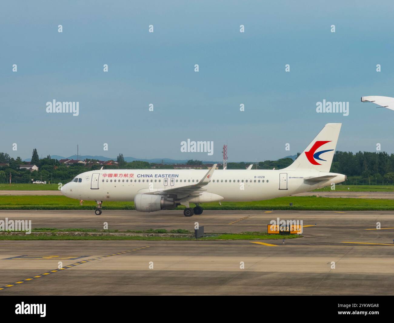 China Eastern Airlines Airbus 320-214 B-1028 at Nanjing Lukou ...