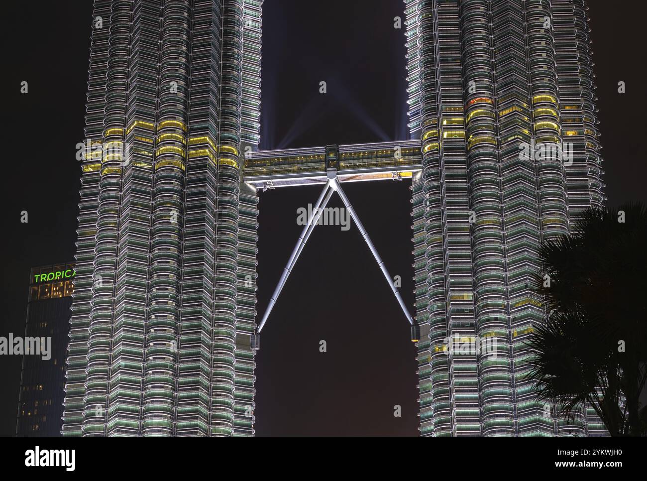 A close-up picture of the skybridge of the Petronas Twin Towers at ...
