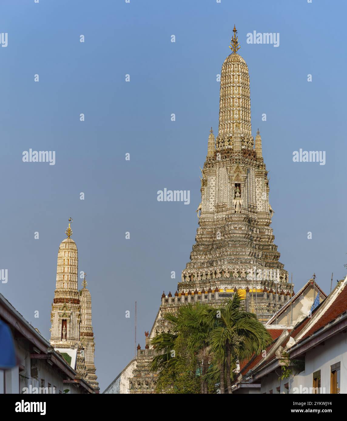 A picture of the central prang of the Wat Arun Temple Stock Photo - Alamy