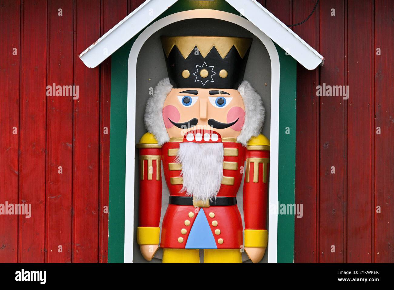 Nussknacker Porträt von einem Nussknacker auf dem Weihnachtsmarkt ...