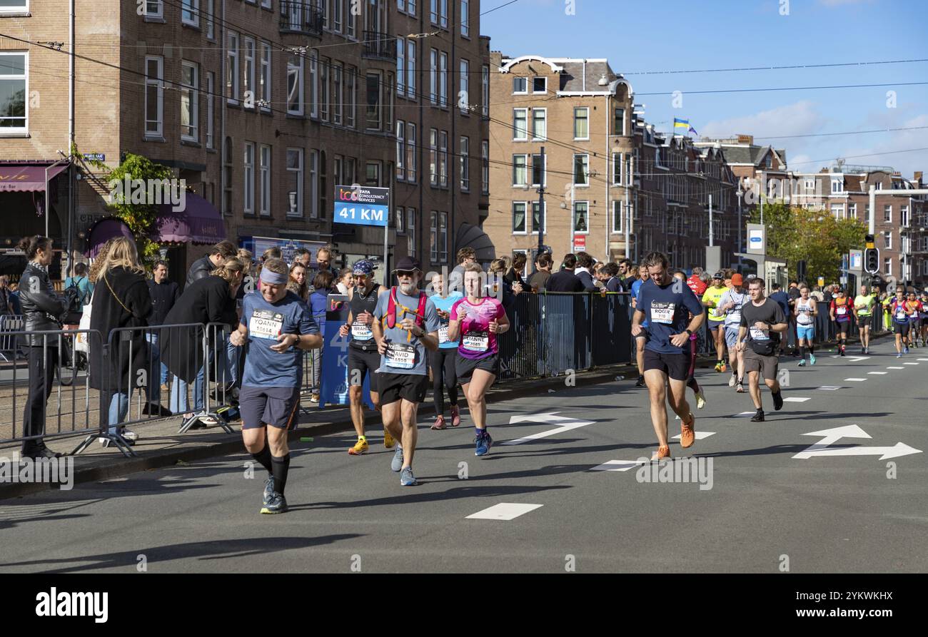A picture of multiple runners on the 41k mark of the Amsterdam Marathon ...