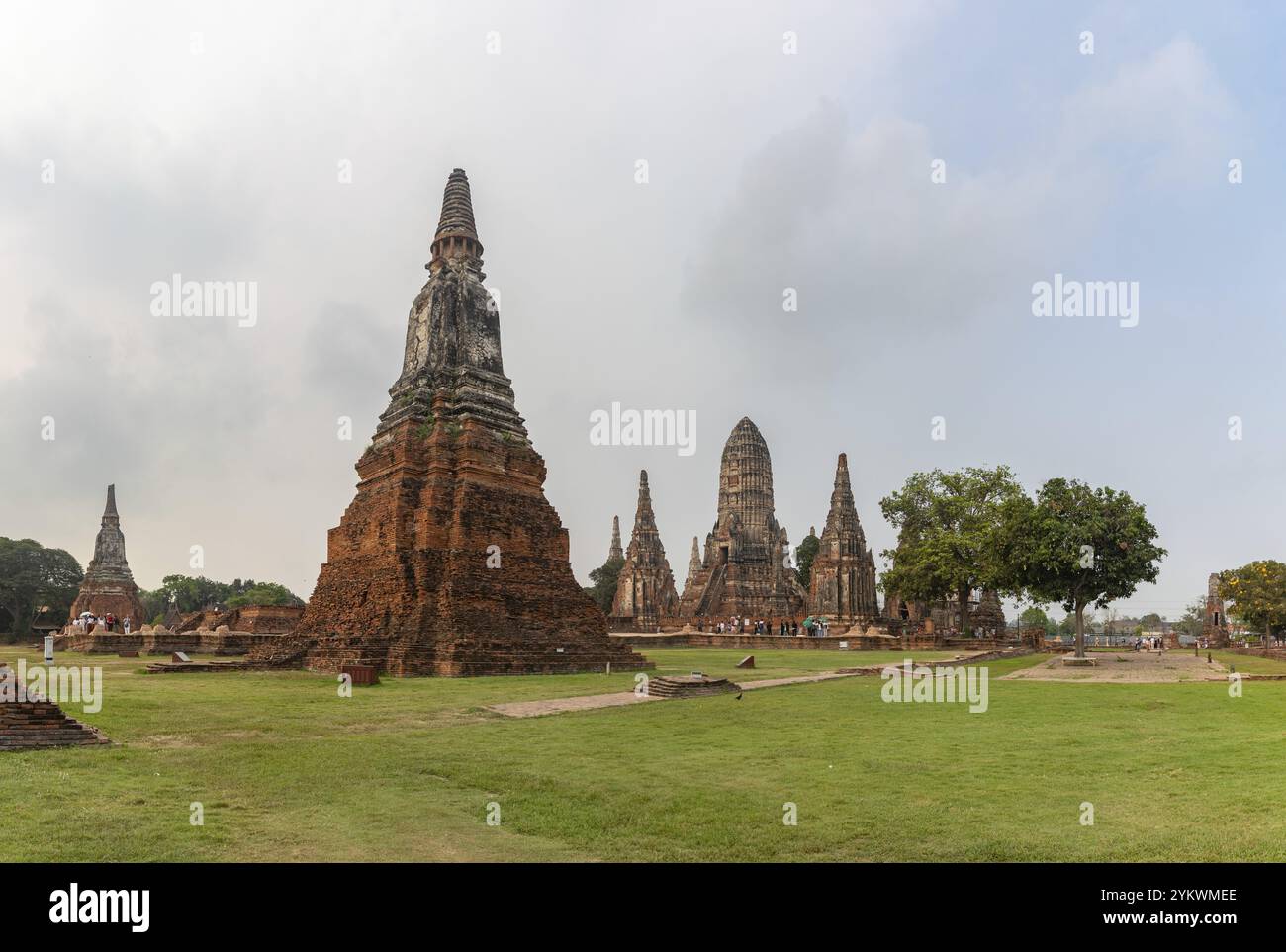 A picture of the Wat Chaiwatthanaram Temple, with the central structure ...