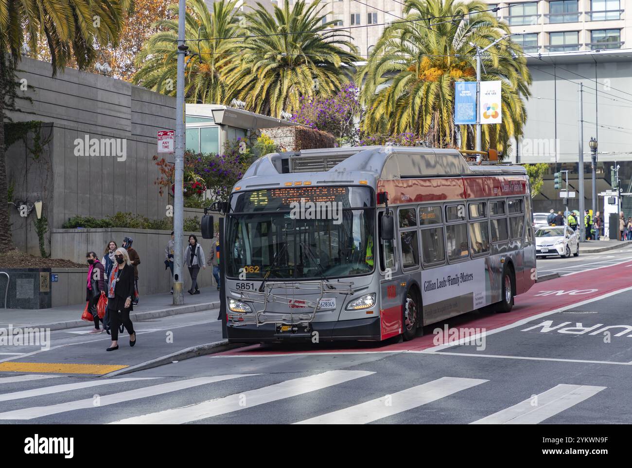 A picture of a Muni bus in Downtown San Francisco Stock Photo - Alamy