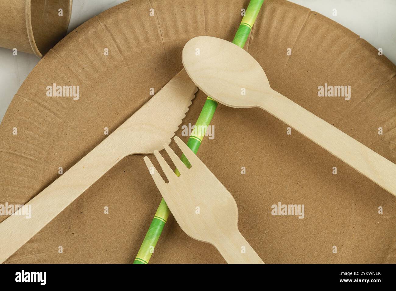 Close up wooden plate straw hi-res stock photography and images - Alamy