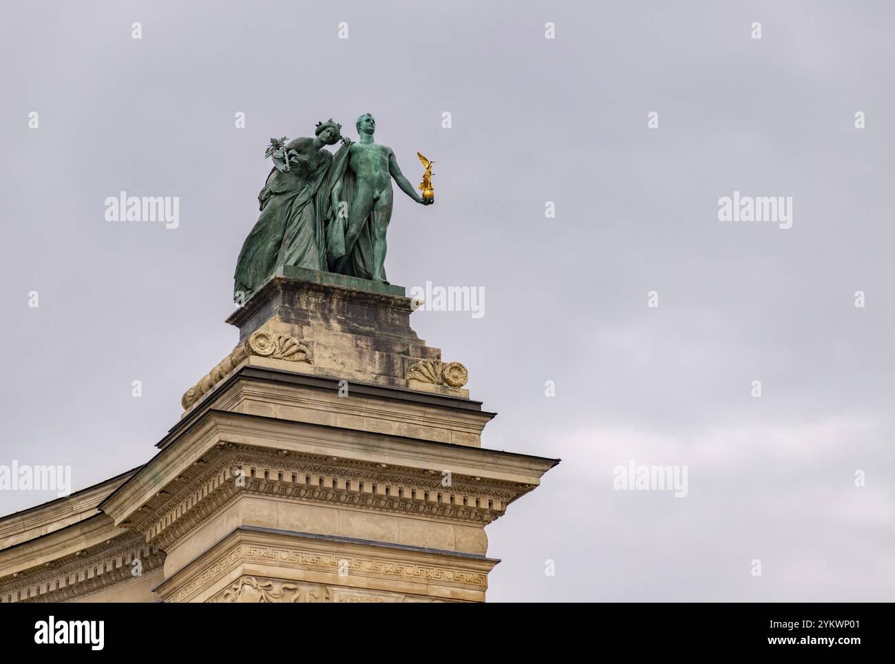 Corner statues hi-res stock photography and images - Alamy