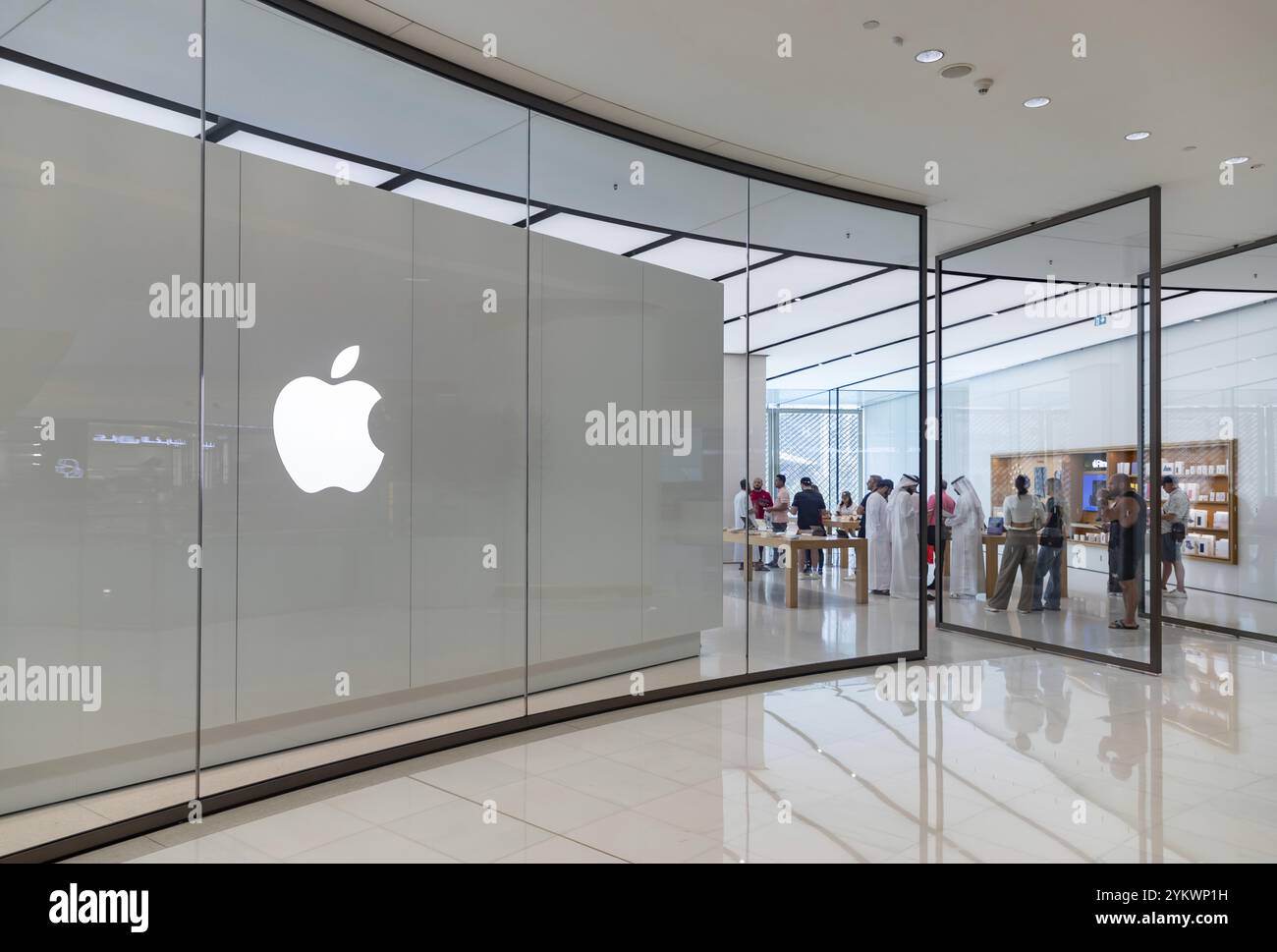 A picture of the Apple Store at the Dubai Mall Stock Photo - Alamy