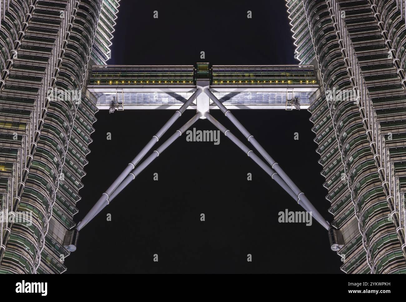 A close-up picture of the skybridge of the Petronas Twin Towers at ...