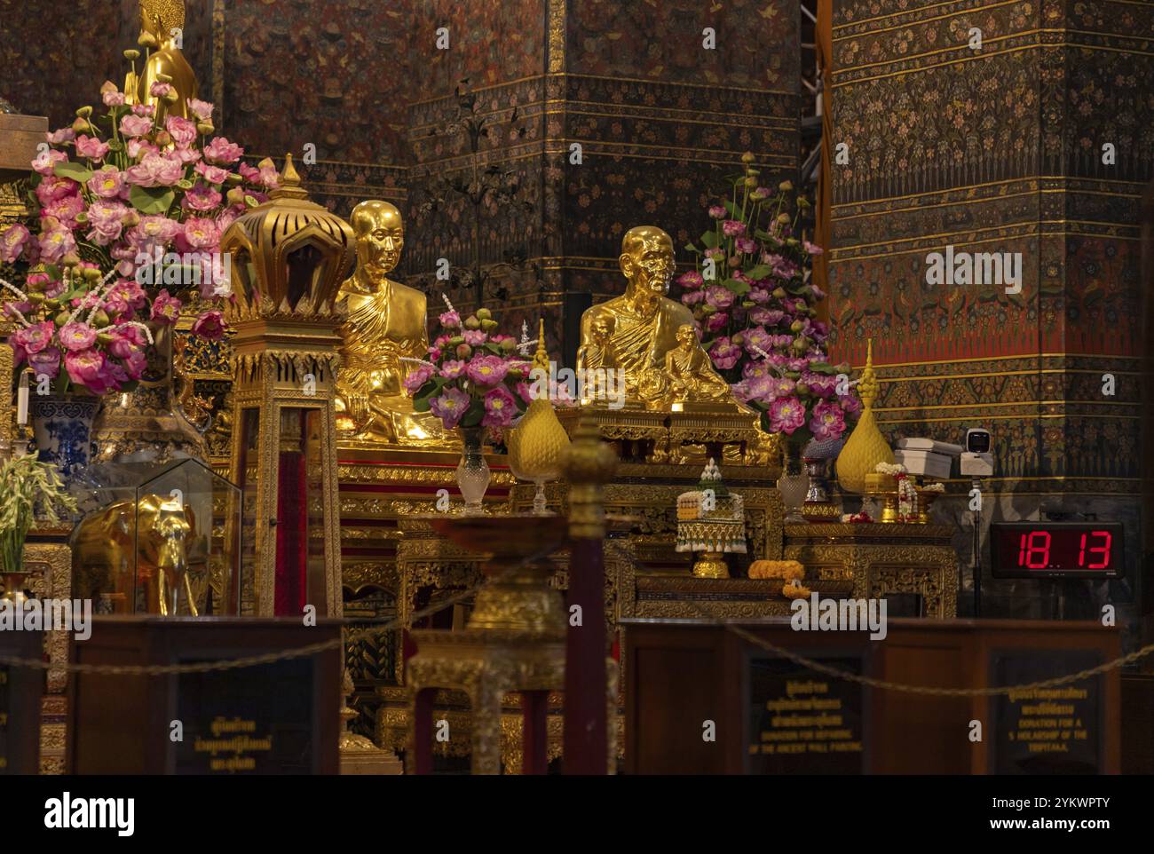 A picture of golden monks at a shrine in the Wat Pho Temple Stock Photo ...