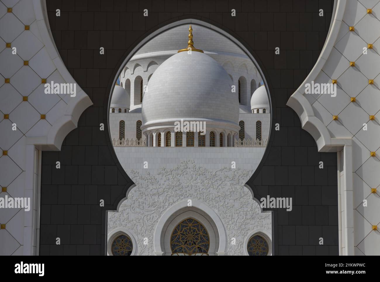 Entrance gateway to arabian style structure hi-res stock photography ...