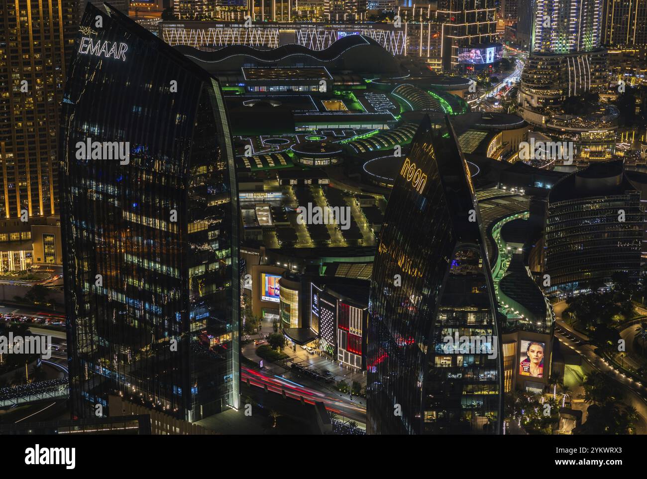 Empty mall dark hi-res stock photography and images - Alamy