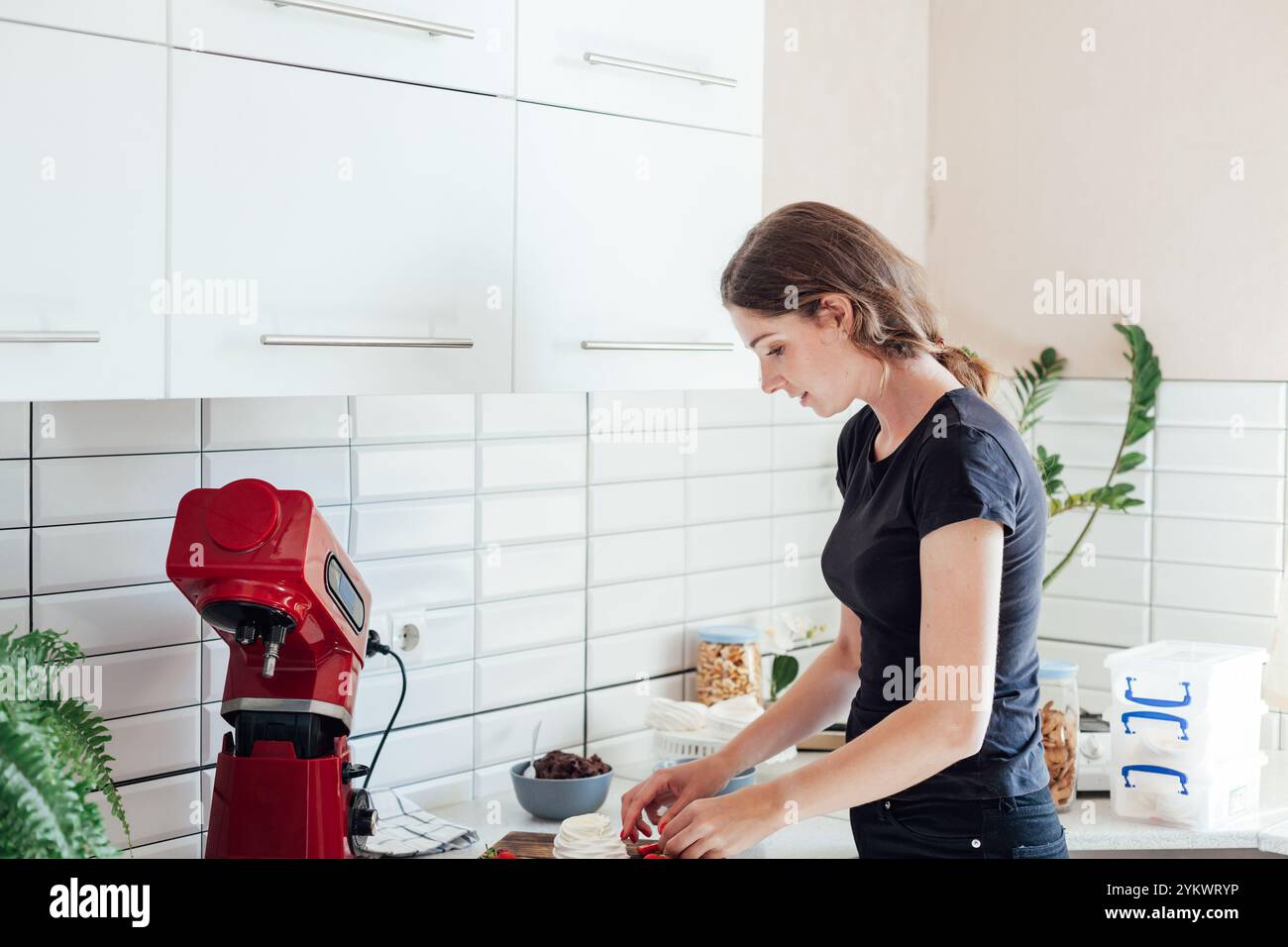 Woman cooking pastry cakes in the kitchen Stock Photo - Alamy