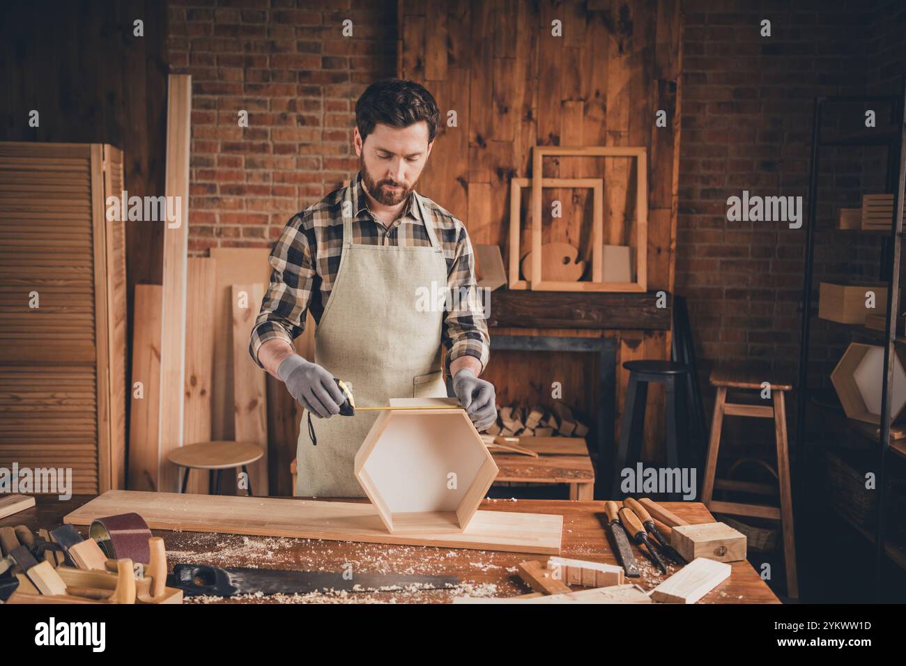 Photo of working process mature age man timber working with wooden pot ...