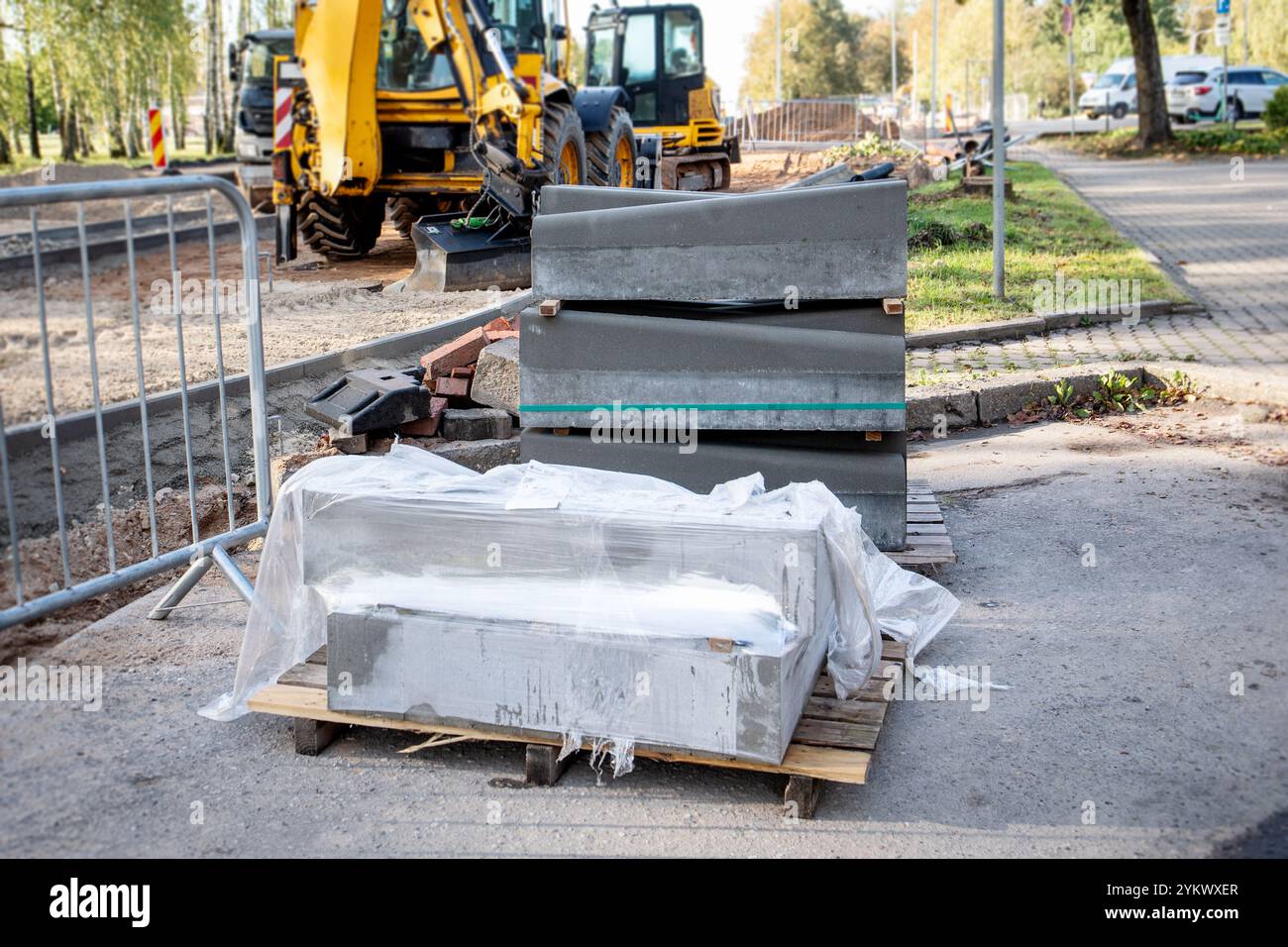Concrete curbs on wooden pallets. Road construction works Stock Photo ...