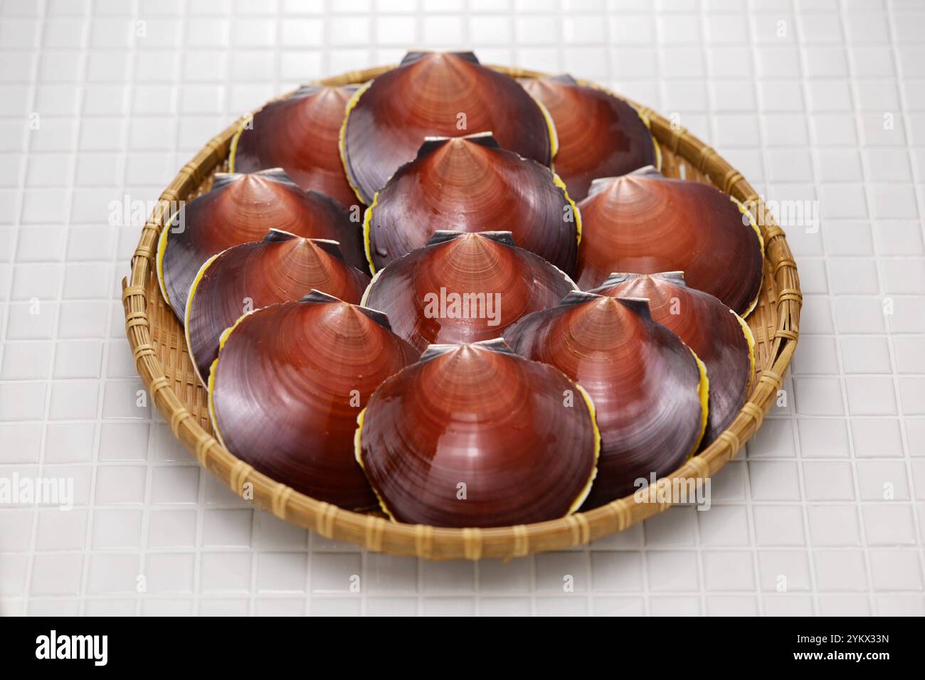 Japanese moon scallops(Tsukihigai) on the bamboo tray Stock Photo - Alamy