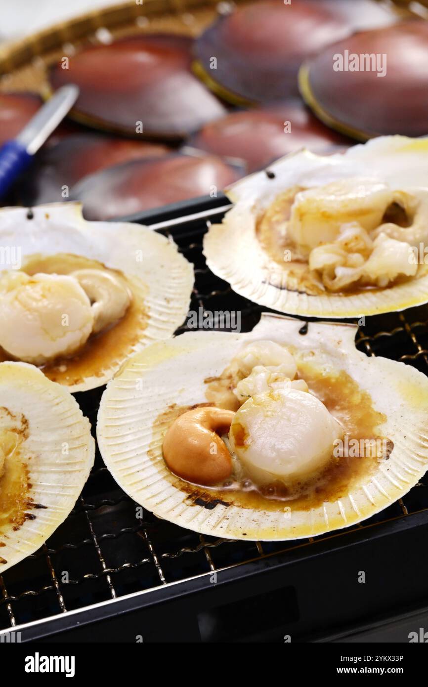 Grilled Japanese moon scallops (Tsukihigai) with butter and soy sauce ...